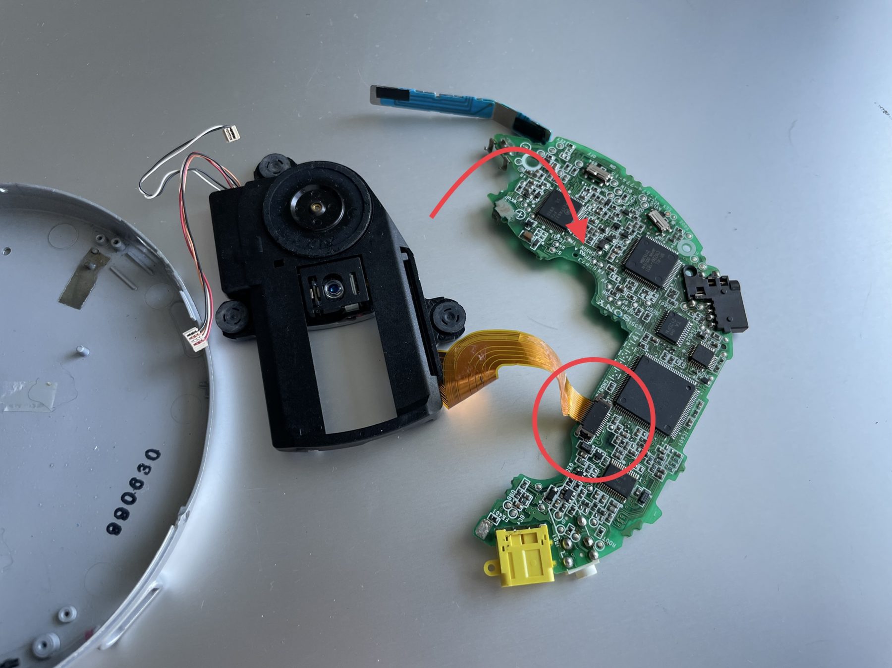 ソニー “CDウォークマン” 『D-E01』の分解手順 | monodas.com