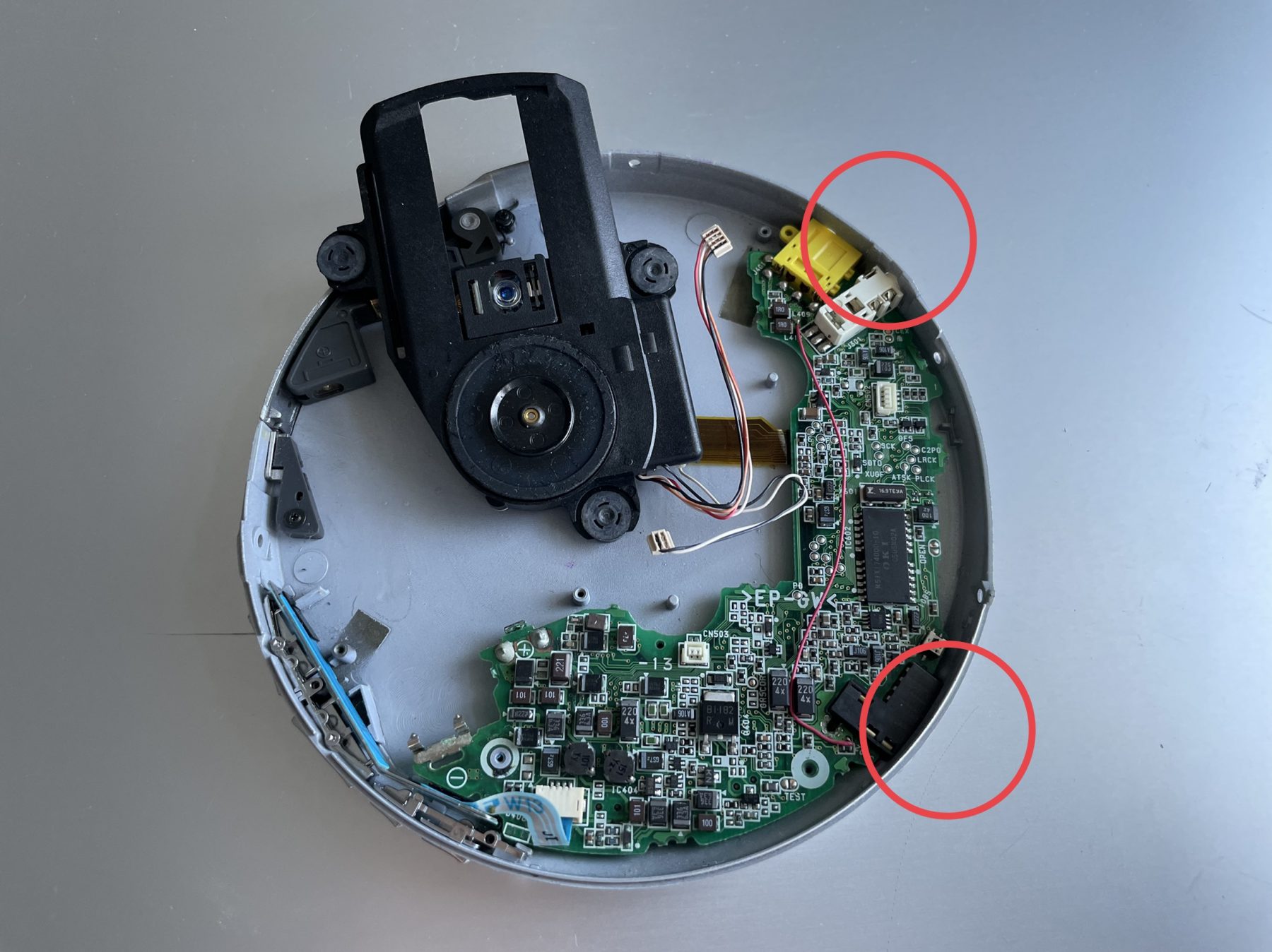 ソニー “CDウォークマン” 『D-E01』の分解手順 | monodas.com